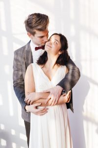 How to Pose Wedding Couples: 30+ Poses to Inspire You | Honcho