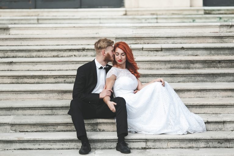How to Pose Wedding Couples: 30+ Poses to Inspire You | Honcho