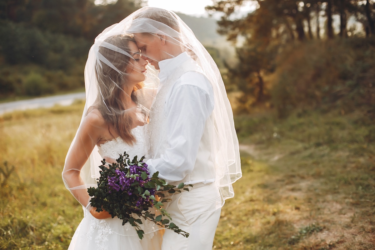 How to Pose Wedding Couples: 30+ Poses to Inspire You | Honcho