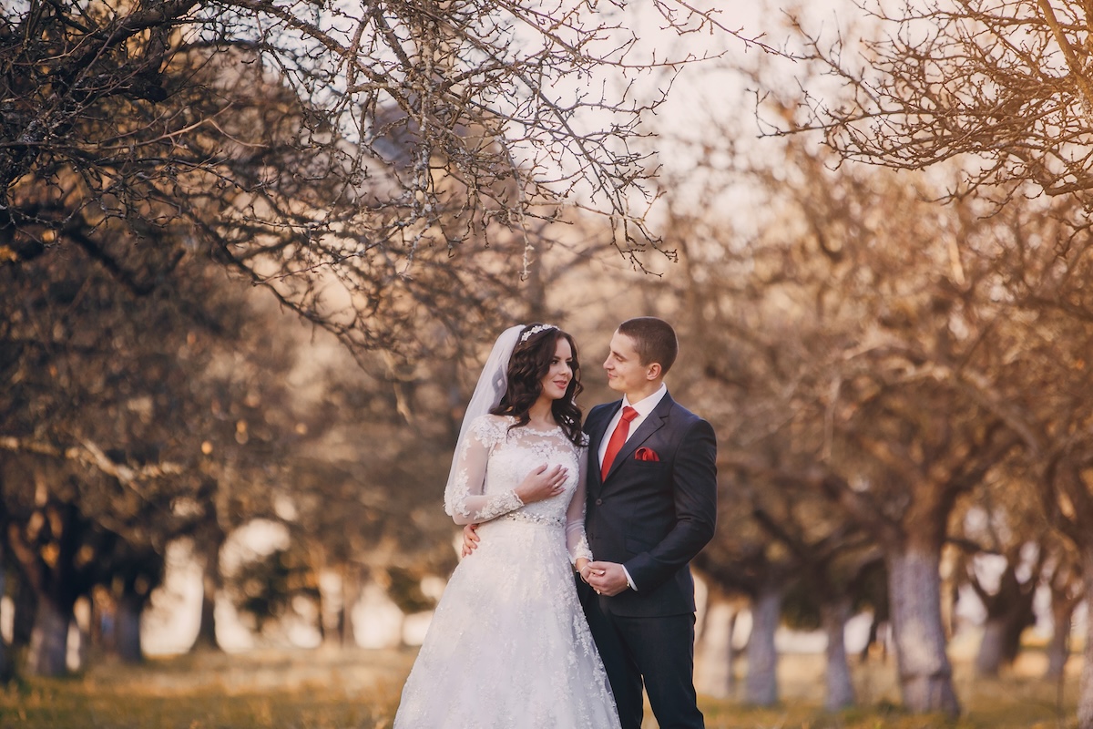How to Pose Wedding Couples: 30+ Poses to Inspire You | Honcho