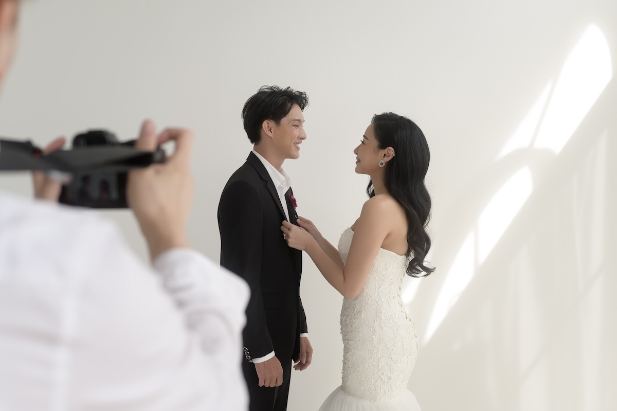 How to Pose Wedding Couples: 30+ Poses to Inspire You | Honcho
