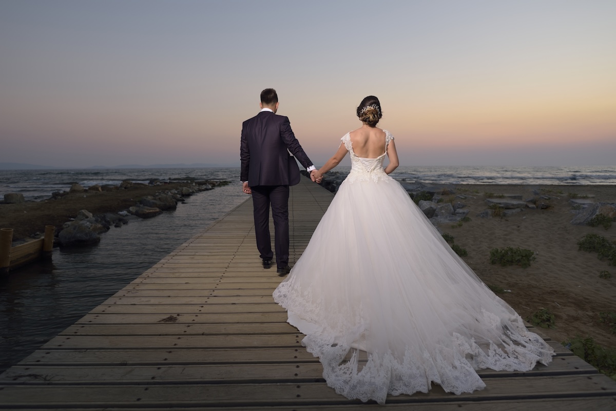 How to Pose Wedding Couples: 30+ Poses to Inspire You | Honcho