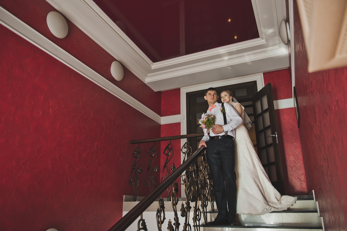 How to Pose Wedding Couples: 30+ Poses to Inspire You | Honcho