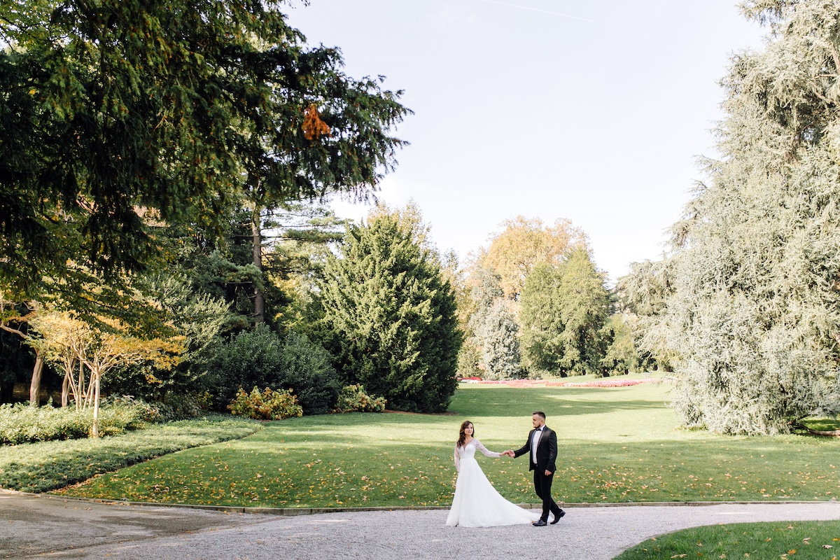 How to Pose Wedding Couples: 30+ Poses to Inspire You | Honcho