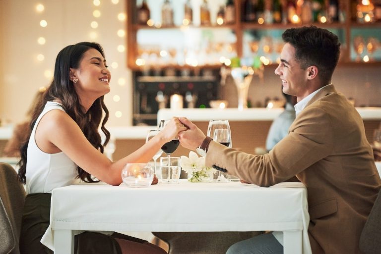 How to Pose Wedding Couples: 30+ Poses to Inspire You | Honcho