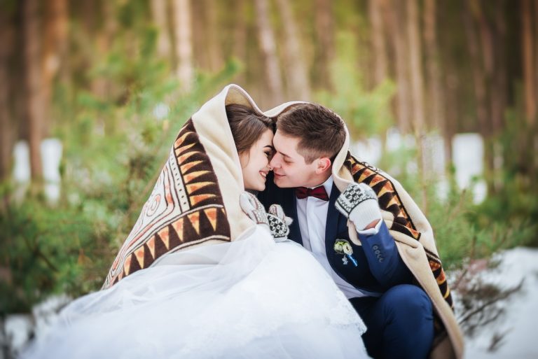 How to Pose Wedding Couples: 30+ Poses to Inspire You | Honcho