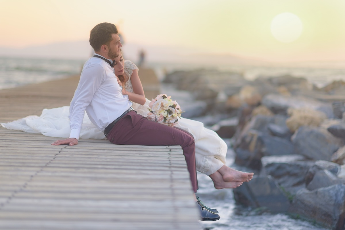 How to Pose Wedding Couples: 30+ Poses to Inspire You | Honcho