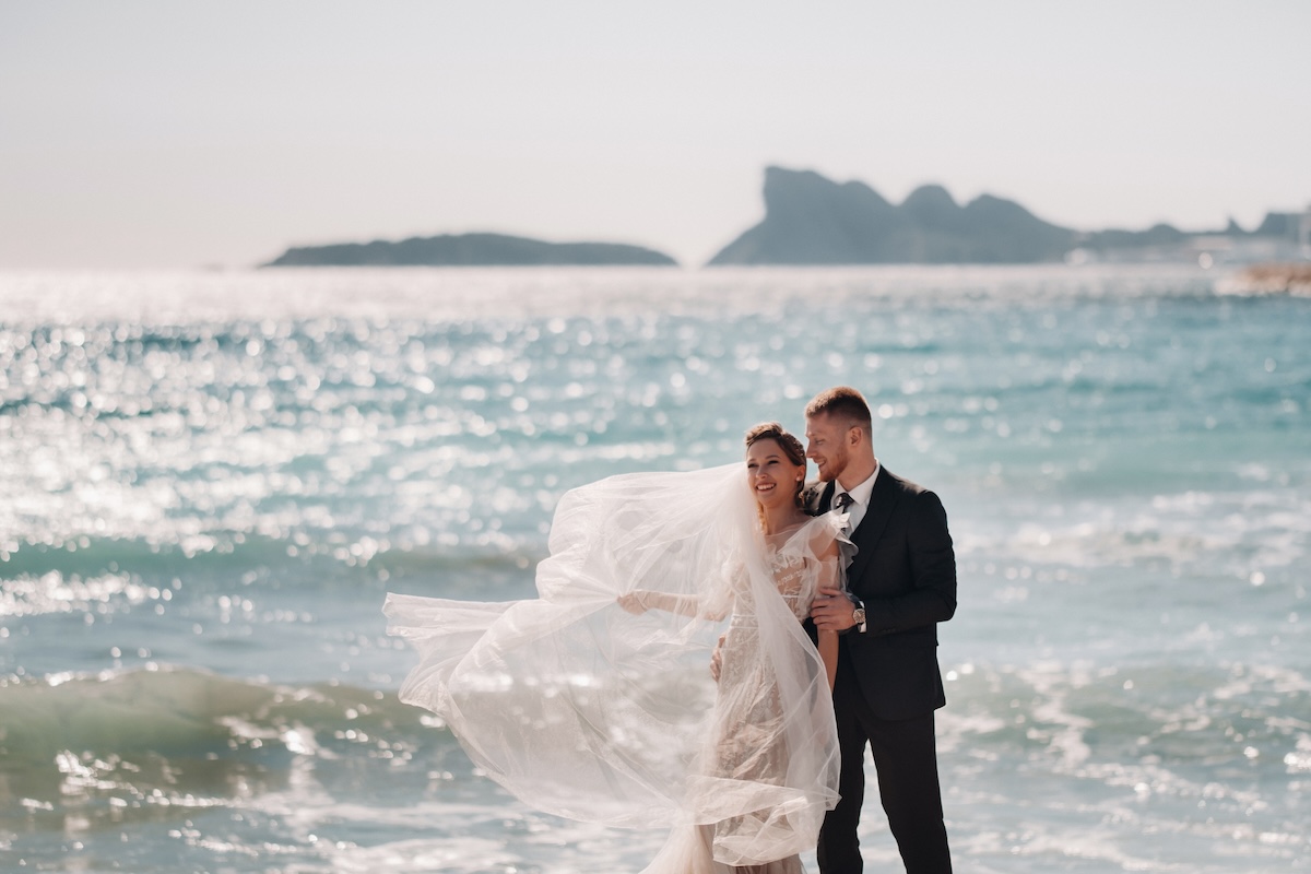 How to Pose Wedding Couples: 30+ Poses to Inspire You | Honcho