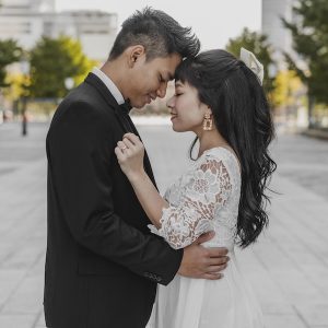 How to Pose Wedding Couples: 30+ Poses to Inspire You | Honcho