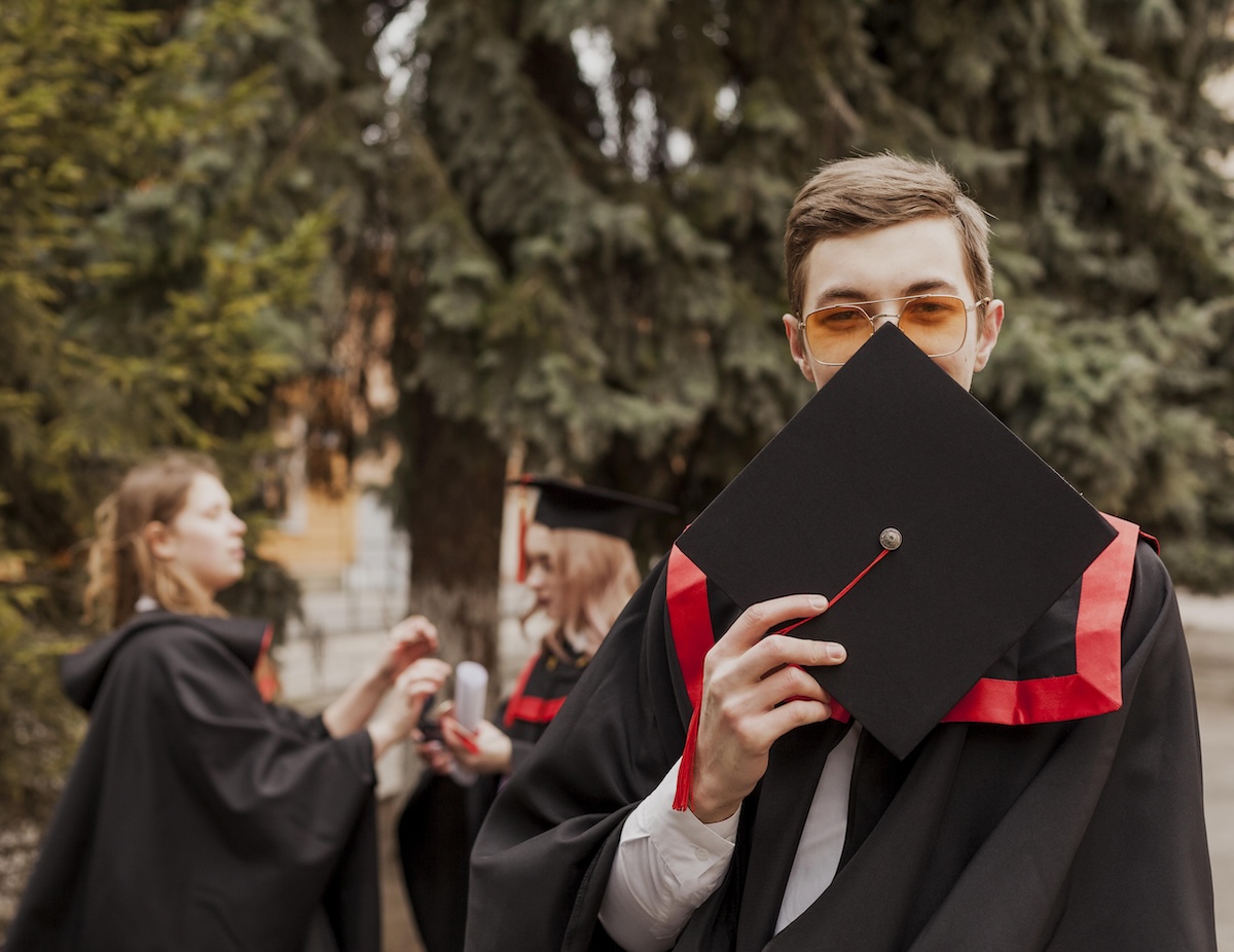 70+ Graduation Photo Ideas, Poses and Tips for Stunning Shots | Honcho