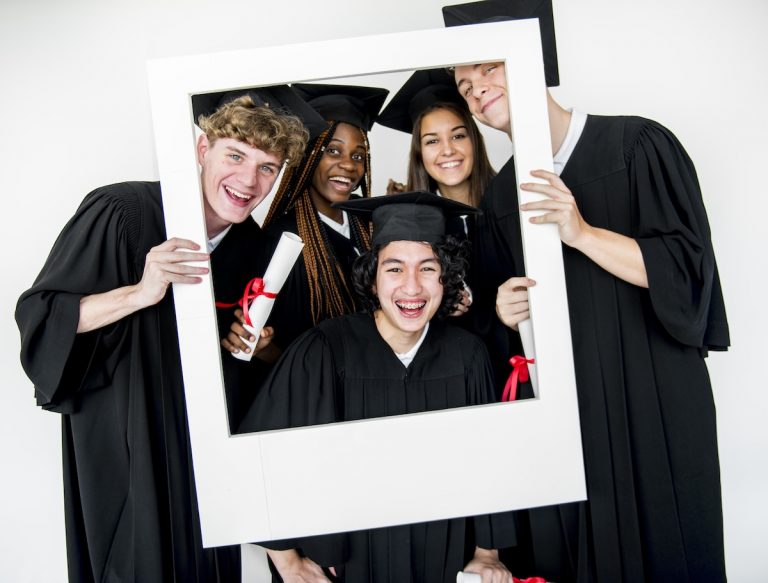 70+ Graduation Photo Ideas, Poses and Tips for Stunning Shots | Honcho