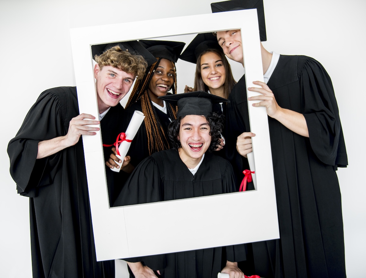 50+ Graduation Photo Ideas, Poses and Tips for Stunning Shots | Honcho