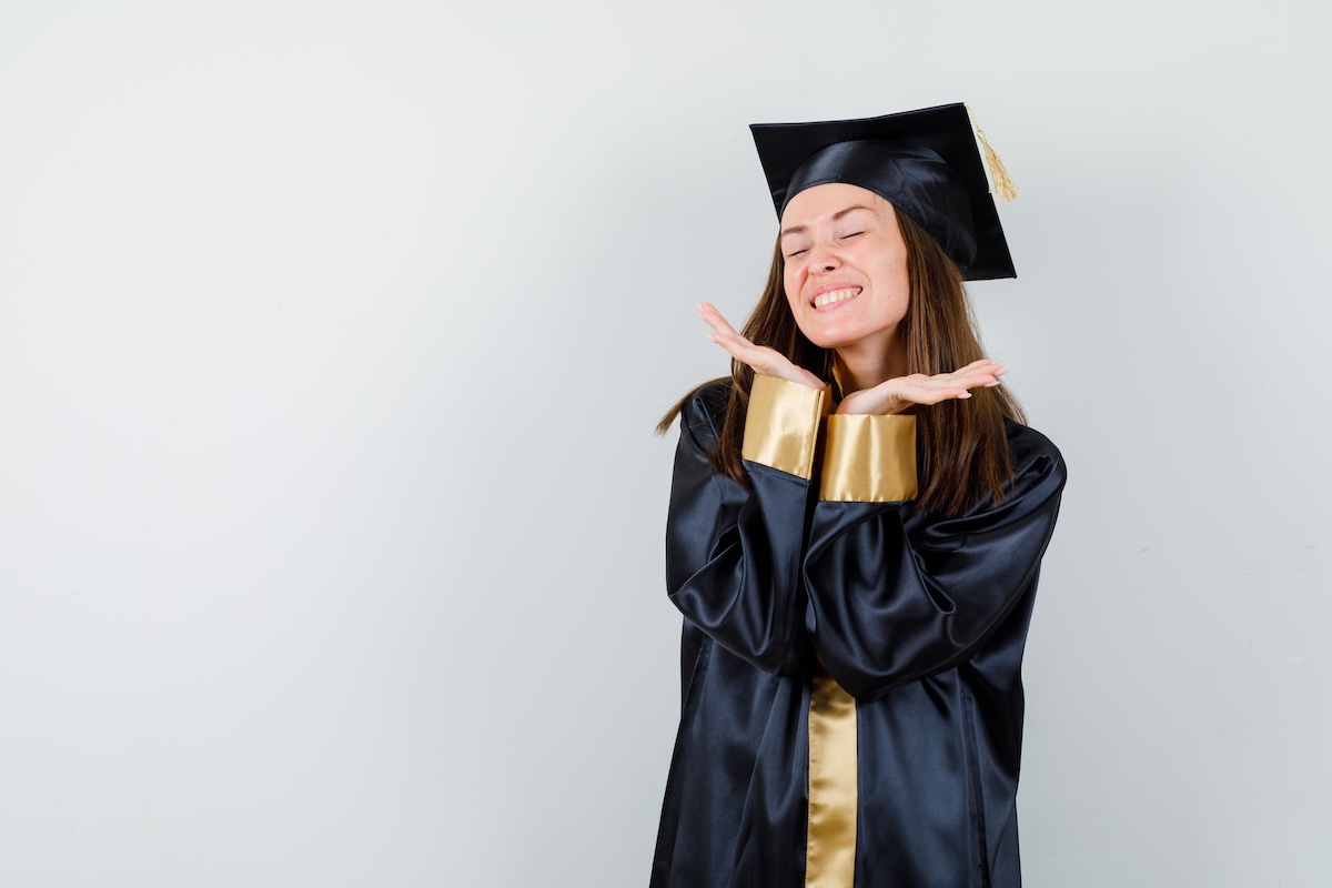 70+ Graduation Photo Ideas, Poses and Tips for Stunning Shots | Honcho