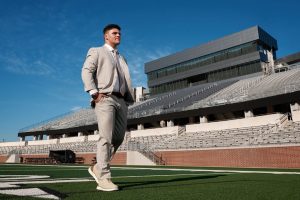 70+ Senior Picture Ideas, Poses and Tips for Stunning Portraits | Honcho
