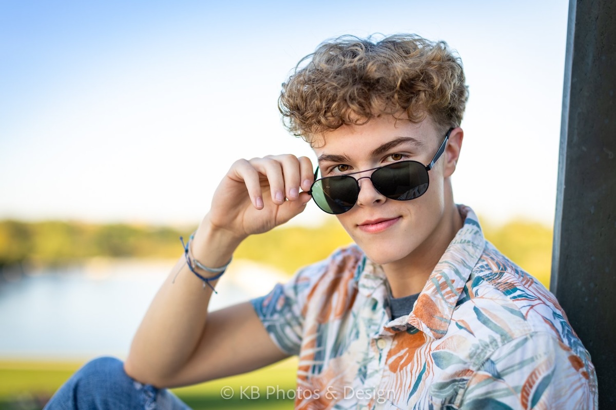 70+ Senior Picture Ideas, Poses and Tips for Stunning Portraits | Honcho
