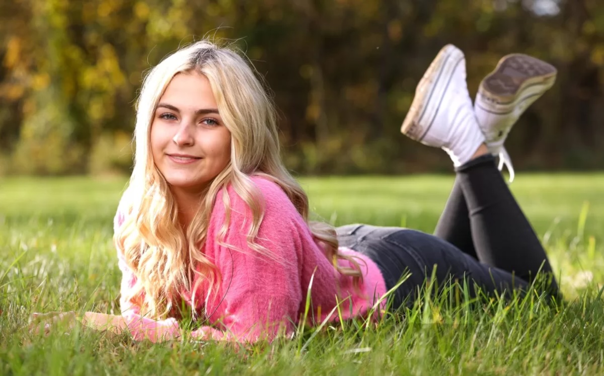 70+ Senior Picture Ideas, Poses and Tips for Stunning Portraits | Honcho