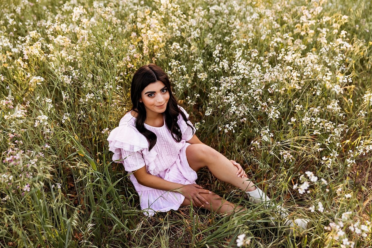 70+ Senior Picture Ideas, Poses and Tips for Stunning Portraits | Honcho