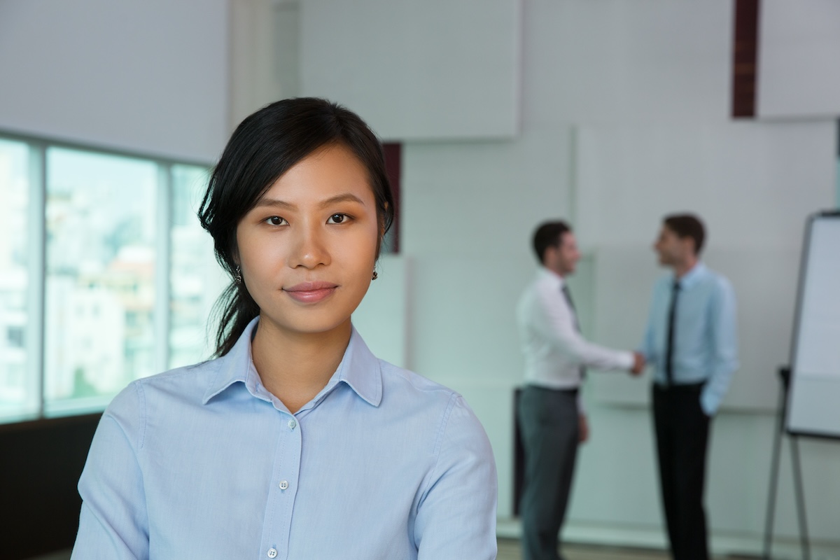30 Professional Headshot Poses to Showcase Confidence and Personality ...