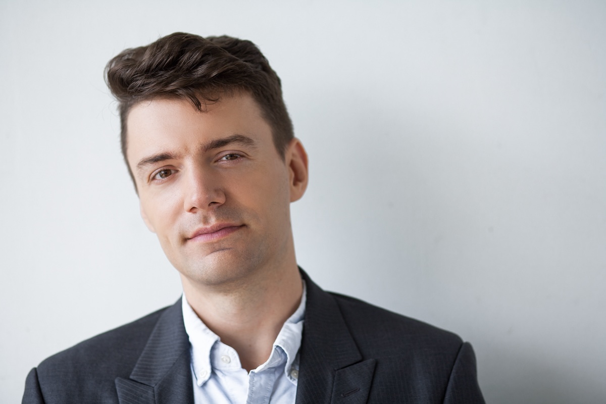 30 Professional Headshot Poses to Showcase Confidence and Personality ...