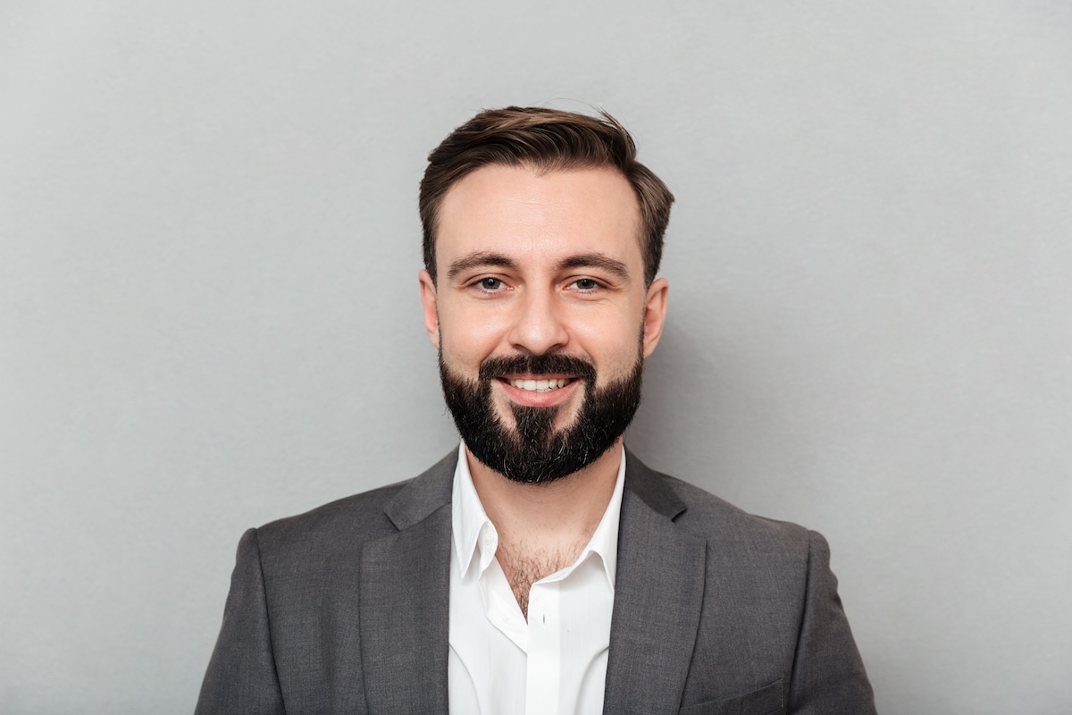 30 Professional Headshot Poses to Showcase Confidence and Personality ...