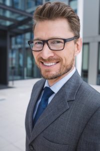 30 Professional Headshot Poses to Showcase Confidence and Personality ...