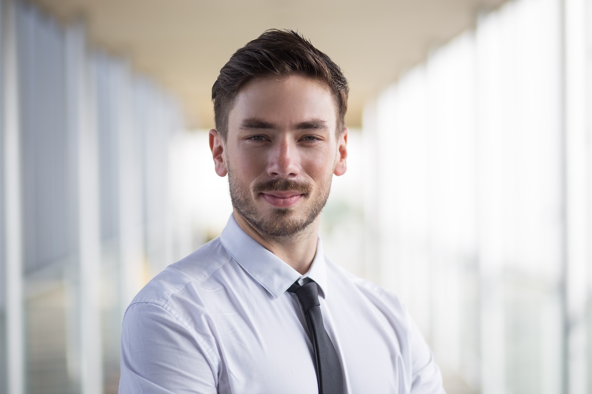 30 Professional Headshot Poses to Showcase Confidence and Personality ...