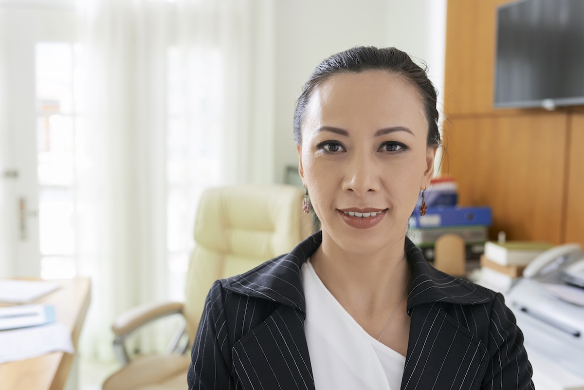 30 Professional Headshot Poses to Showcase Confidence and Personality ...