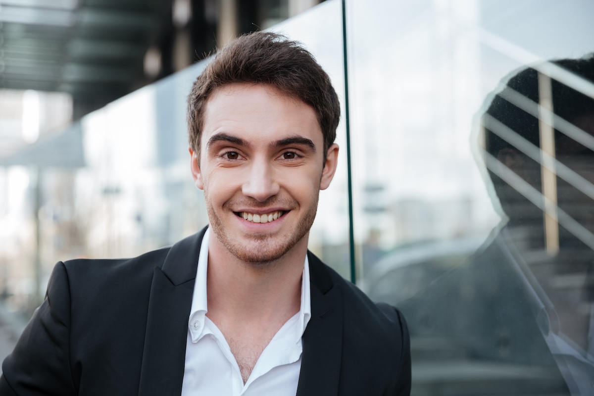 30 Professional Headshot Poses to Showcase Confidence and Personality ...