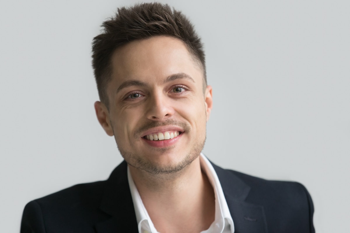 30 Professional Headshot Poses to Showcase Confidence and Personality ...