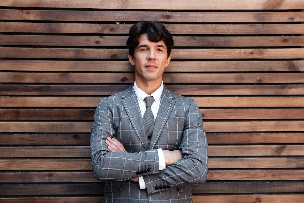 30 Professional Headshot Poses to Showcase Confidence and Personality ...