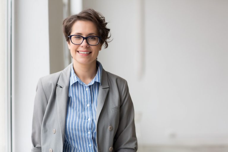 30 Professional Headshot Poses to Showcase Confidence and Personality ...
